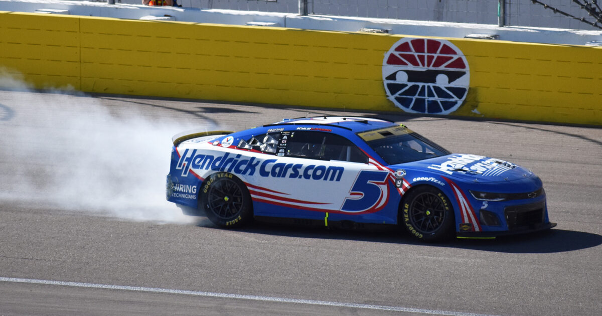 Kyle Larson Holds Off Bell to Win at Las Vegas; Secures Championship…